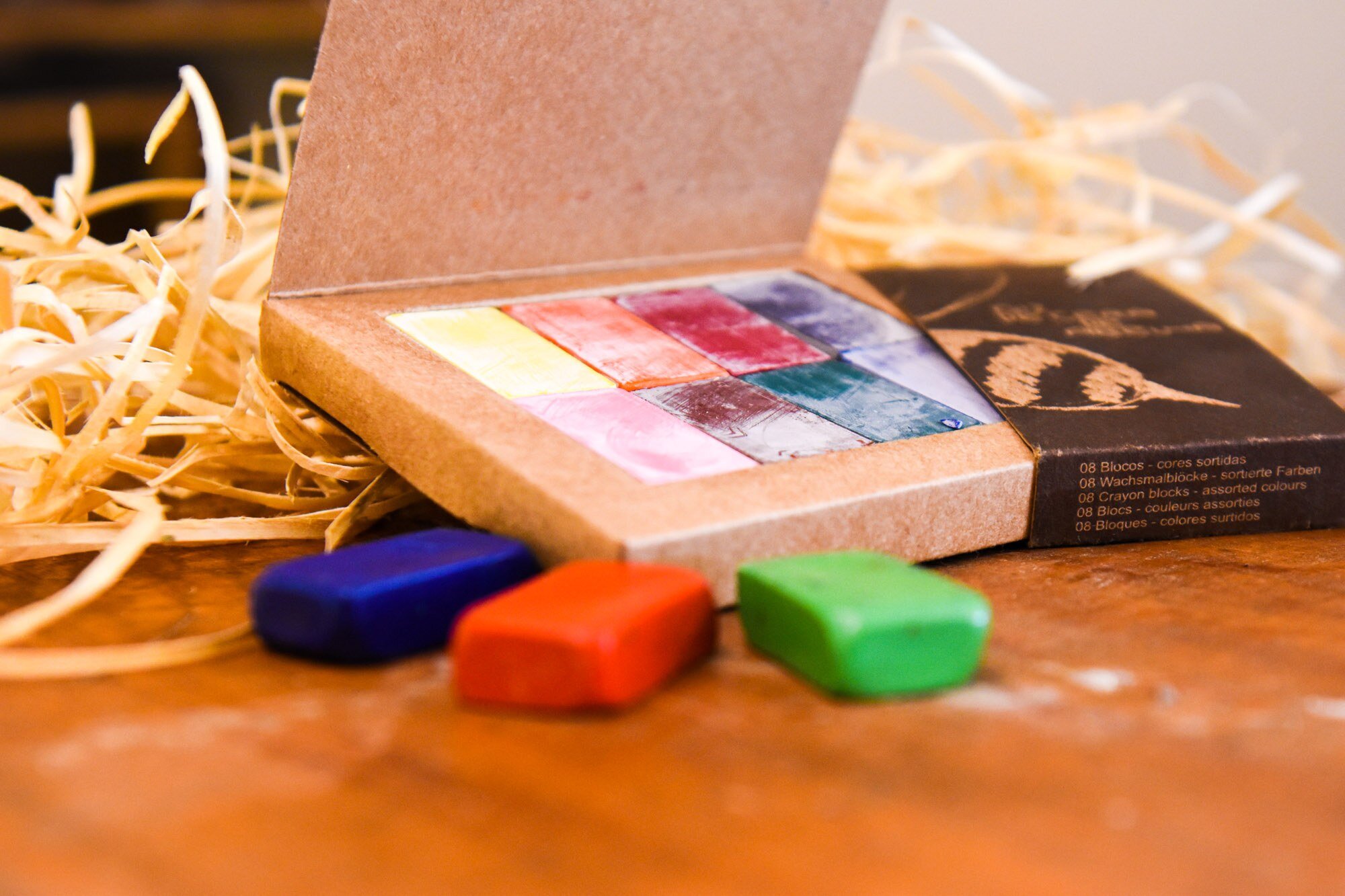 Giz de Cera de Abelha Apiscor | 8 CORES (Bastão) 🍯 Mel.com.br →